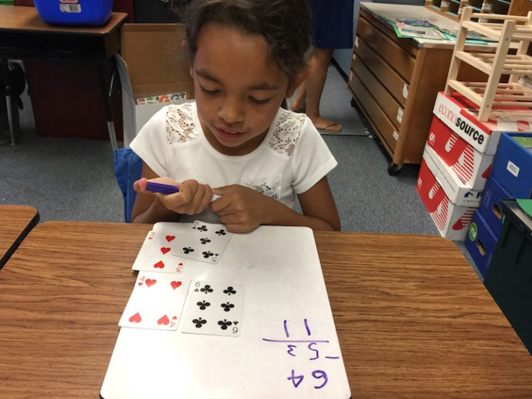 Três jogos matemáticos com cartas para jogar em sala de aula
