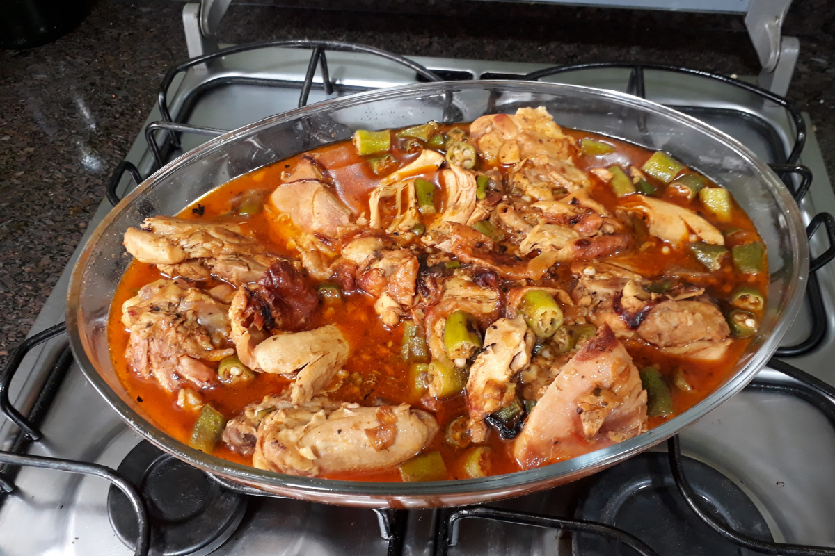 Frango com quiabo: Aprenda a fazer a versão baiana dessa receita