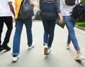 Entenda a diferença entre "esta", "essa" e "aquela" na língua portuguesa