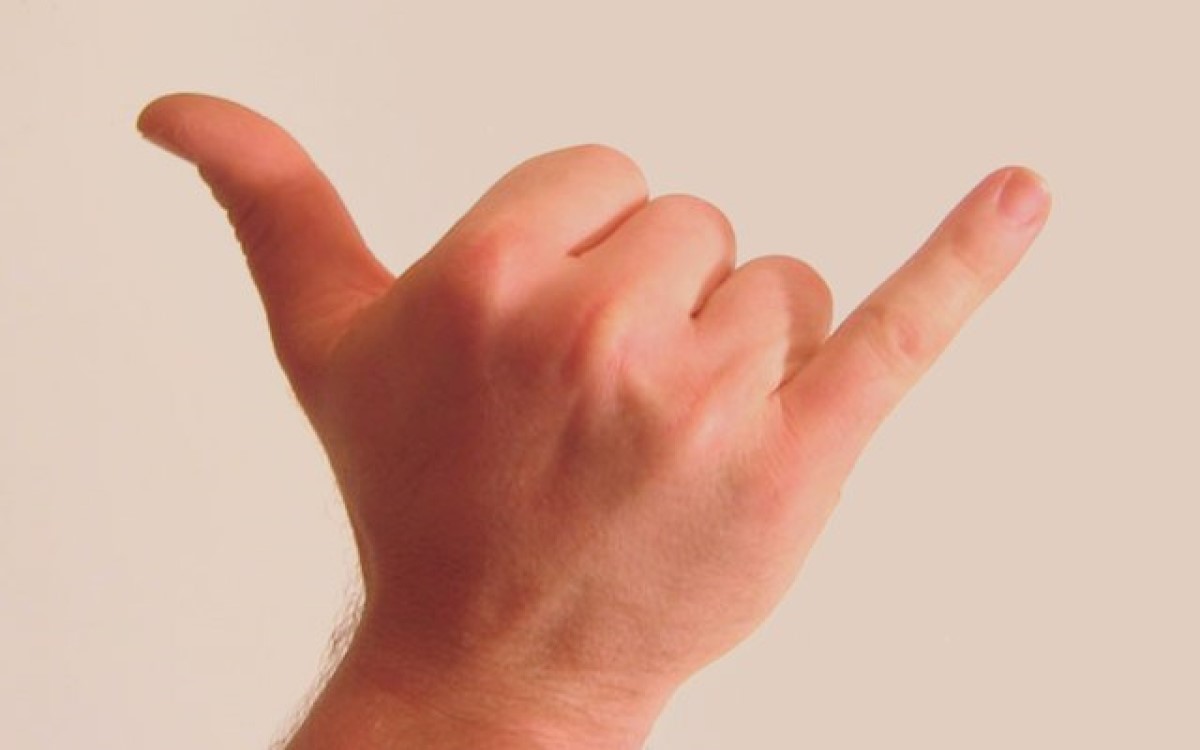 ‘Hang loose’: você vai se surpreender com a triste origem do gesto